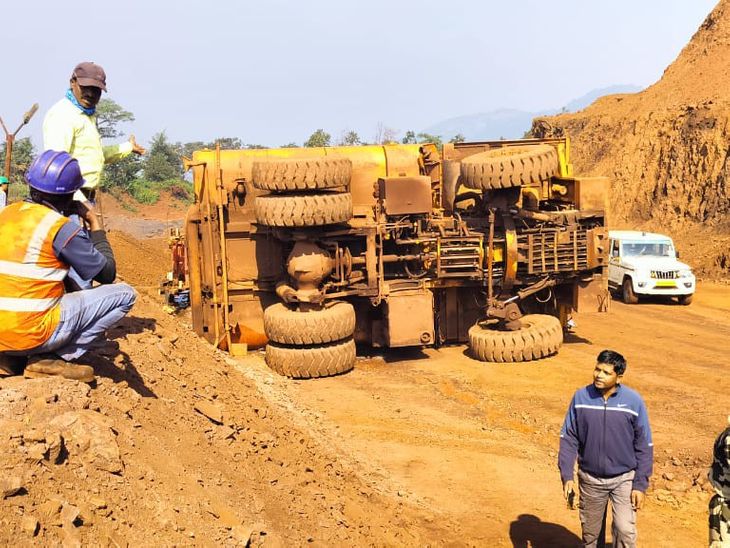 50-tonne tanker overturned at the Guwa Sail mine. | गुवा सेल खदान में ...