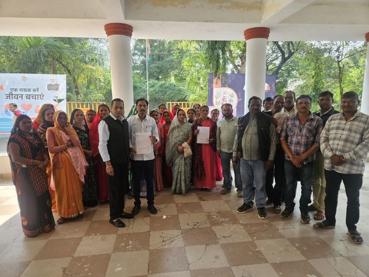 Tribal department employees protest in Harda over pending honorarium ...