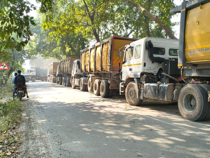 Mixer plant vehicles parked on the road near Damodari bridge | दमोदरी ...