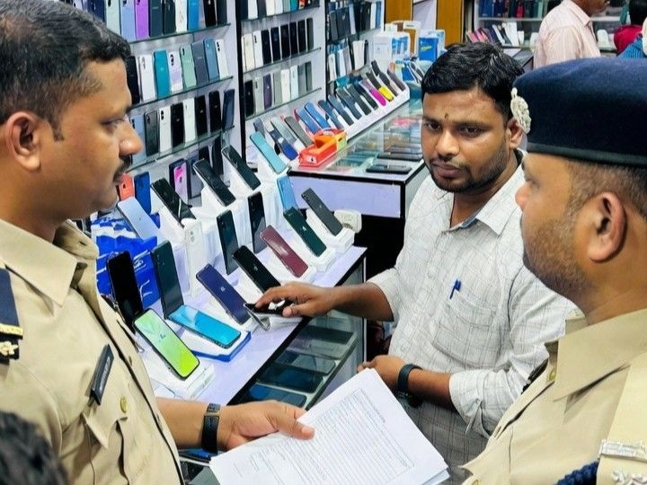 Stolen mobile phones sold to mobile shop owners