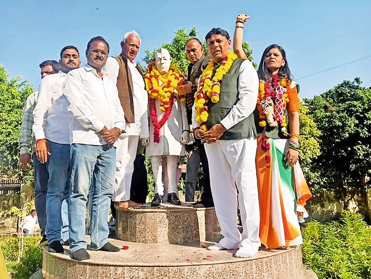On Nehru Jayanti, Bhaiya garlanded Nehruji's statue. | नेहरू जयंती पर ...