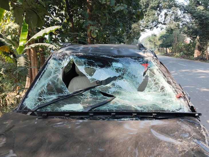 SUV overturned in Puraina of Maharajganj