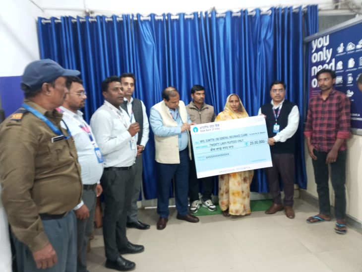 20 lakh cheque to the wife of the deceased labourer