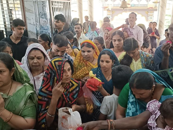 Crowds gathered at Shyam Temple in Anjad on Utpanna Ekadashi | अंजड़ के ...