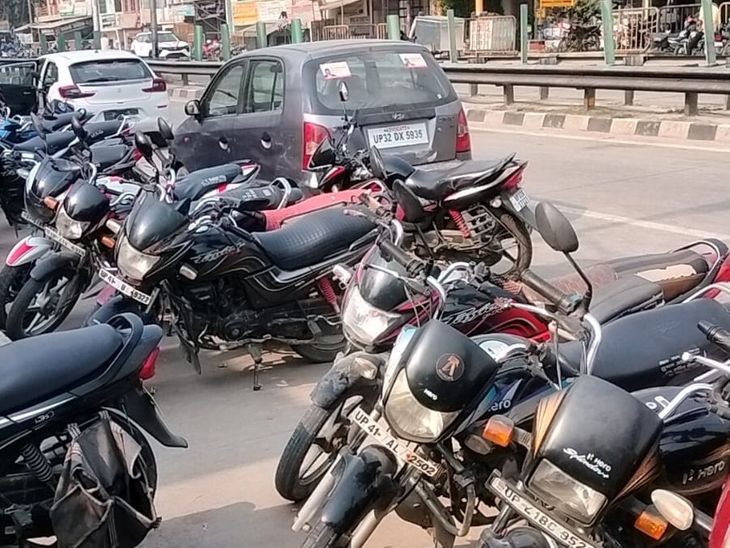 Despite the SP's instructions, the vehicles were not removed. | एसपी के ...