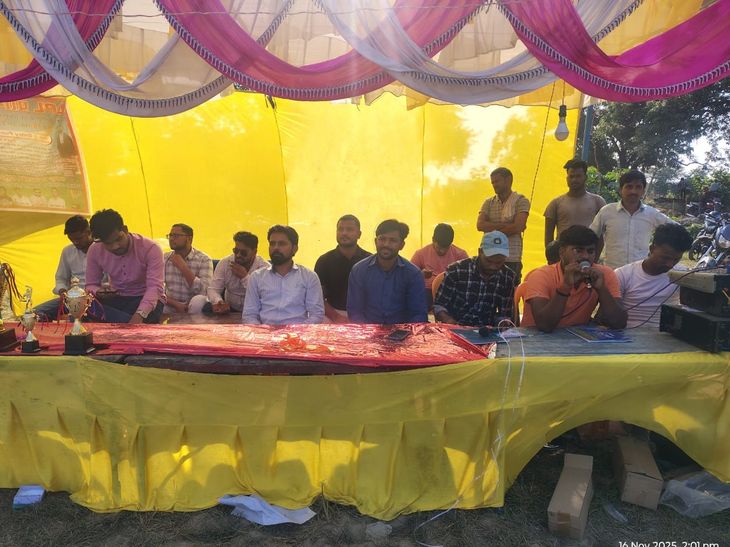 Cricket tournament begins at Lalapur intersection | लालापुर चौराहे पर ...