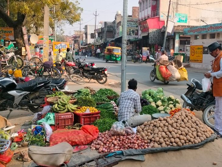 Footpath turns into market in Jaithra, Etah | एटा के जैथरा में फुटपाथ ...