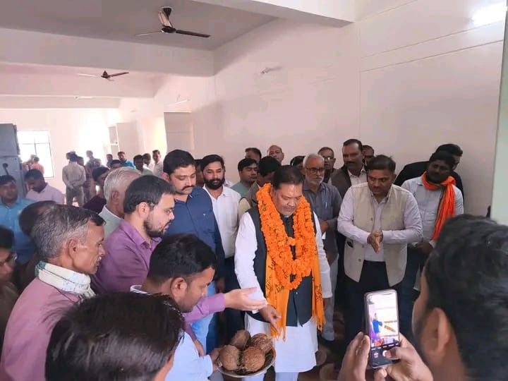 MLA inaugurated the sub-centre in Dataganj. | दातागंज में विधायक ने ...