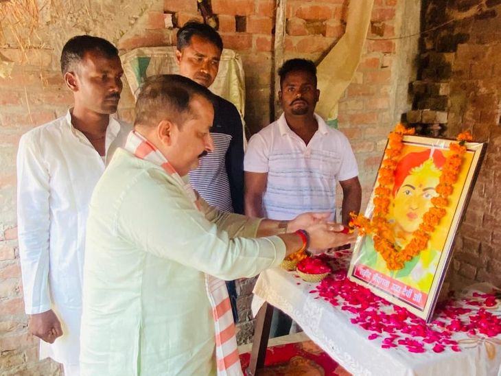 Organizing a program on the death anniversary of Veerangana Uda Devi