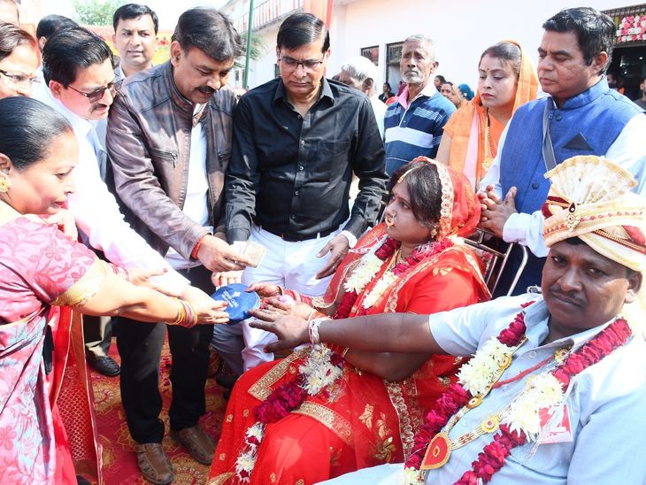 Prajapati Samaj arranged marriages for seven couples in Unnao.