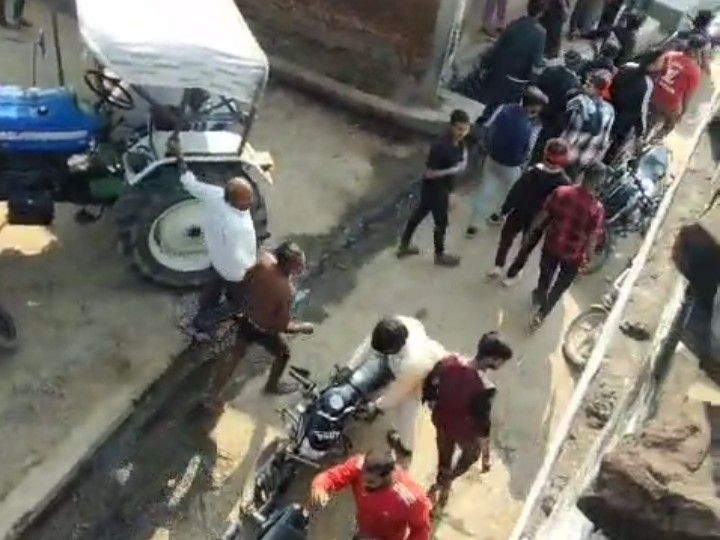 Due to old enmity, the goons beat up the women. | पुरानी रंजिश में ...