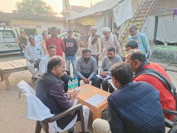 Tirwa sub-district magistrate held a meeting with BLOs. | तिर्वा उप ...