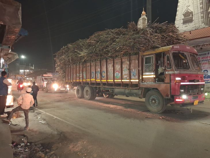 Heavy traffic jam on Binauli Road in Sardhana | सरधना में बिनौली रोड पर ...