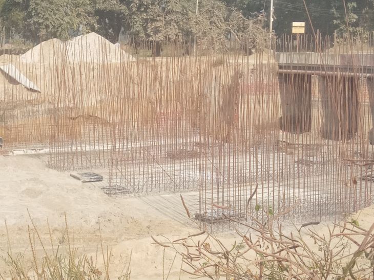 Construction of a new bridge on the Kasganj-Ismailpur road begins.