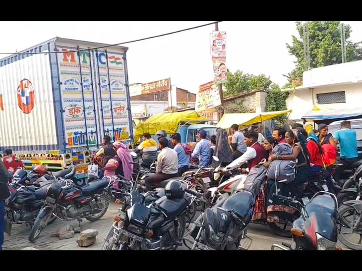 Disorganized vehicles jammed the Soraon Tehsil gate in Prayagraj ...