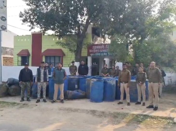 Major excise raid on Kanjar camps in Datia | दतिया में कंजर डेरों पर ...