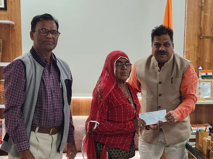 The woman beneficiary received a cheque of Rs 2 lakh. | महिला लाभार्थी ...