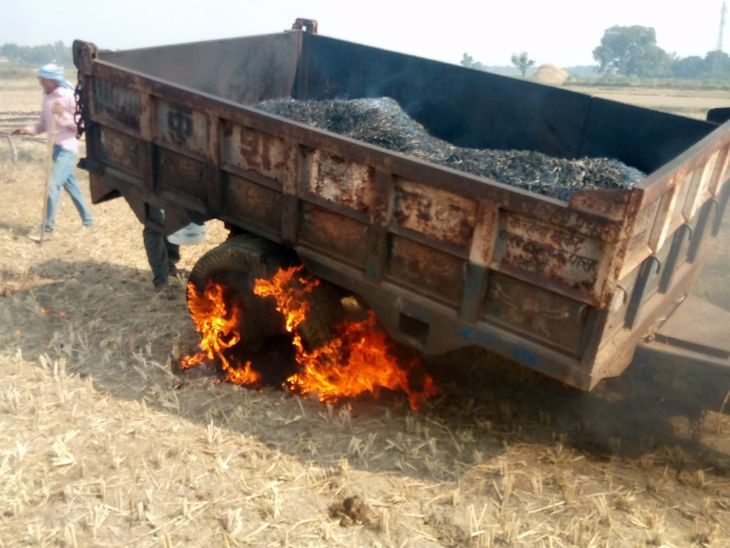 A trolley loaded with paddy straw caught fire in Chitrakoot.