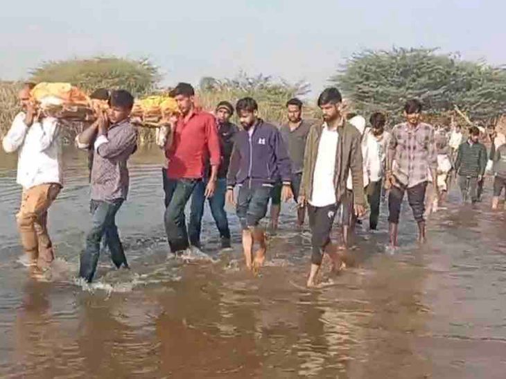 The funeral procession passed through 2.5 feet of water. | 2.5 फीट पानी ...