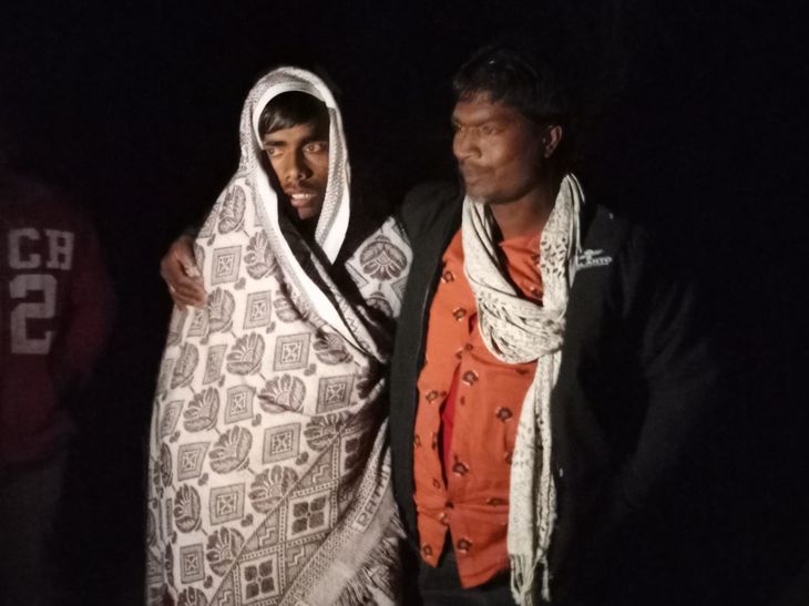 The young man fell into a 15-foot deep drain along with his bike. | युवक बाइक सहित 15 फीट गहरे ...