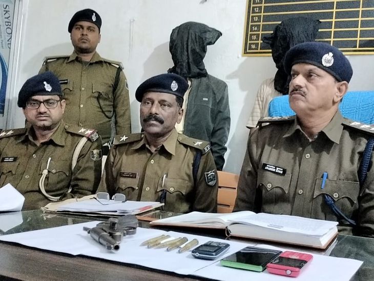 Notorious Shesh Kumar arrested in Didarganj | दीदारगंज में कुख्यात शेष ...