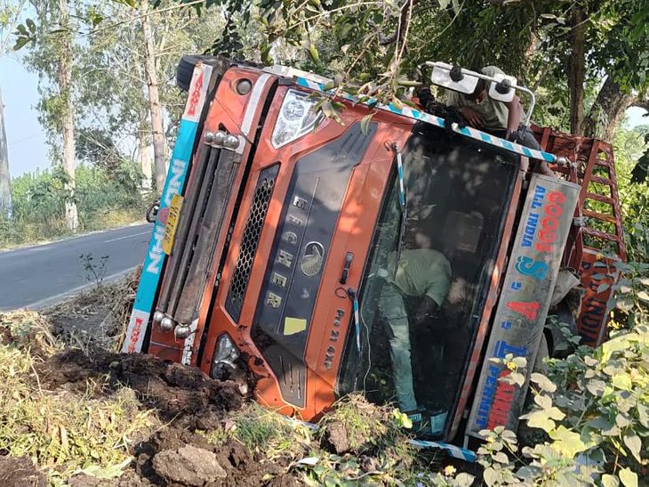 Truck overturned on Daurala-Sardhana Road in Meerut | मेरठ के दौराला ...