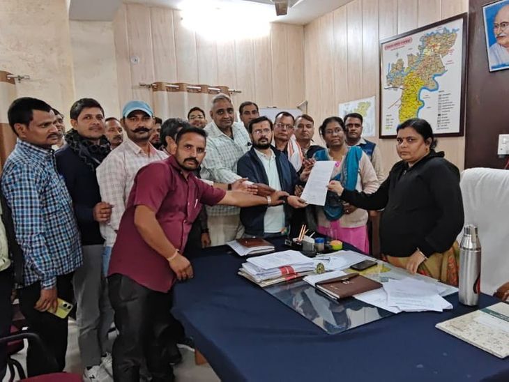Anger over BLO Mukesh Jangid's suicide, memorandum submitted | बीएलओ ...