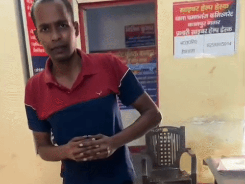 A kilometer long procession of the scoundrel was taken out in Chamanganj.