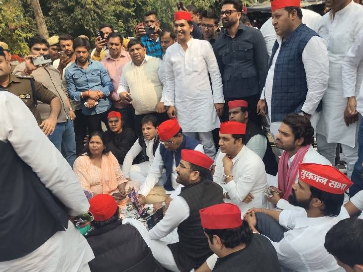 SP workers demonstrated in Noida Angered by an article published in a ...