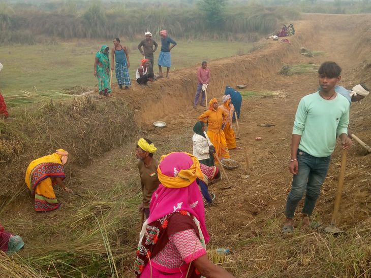 MNREGA drain cleaning begins in Dhakwa