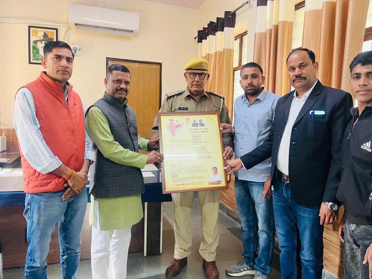 Gegal police station officer honored by giving Vande Mataram painting ...