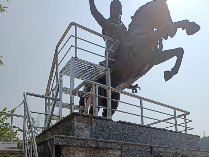 Railing stolen from Rani Avanti Bai statue in Shahdol | शहडोल में रानी ...