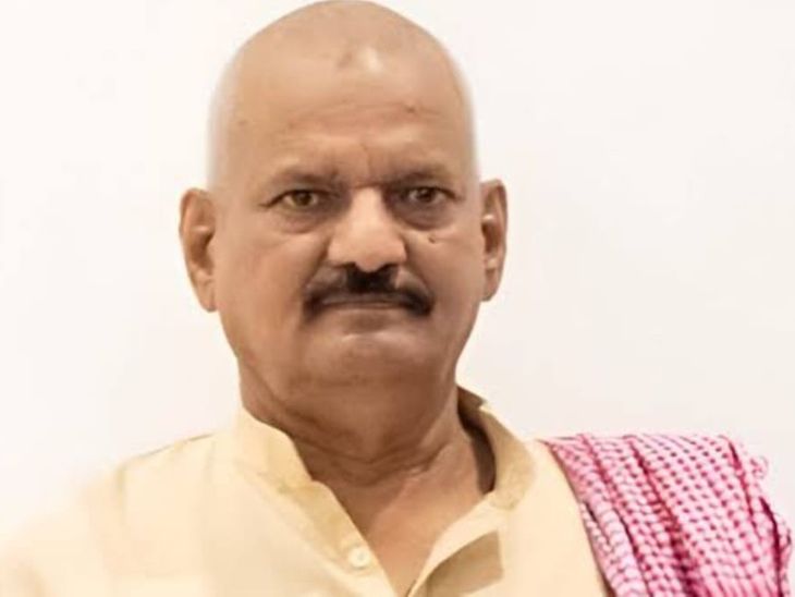 SP workers paid tribute to Ghosi MLA Sudhakar Singh. | घोसी विधायक ...