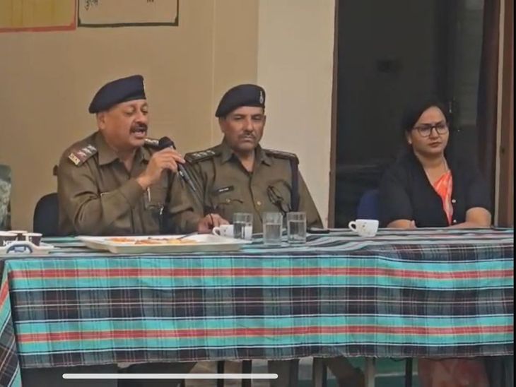 Bhitarwar police made the girl students aware in the hostel. | भितरवार ...