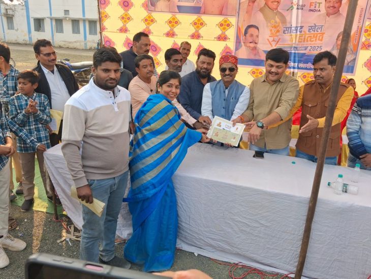 Honoring the winners of tug-of-war and spoon-chair races | रस्साकशी ...