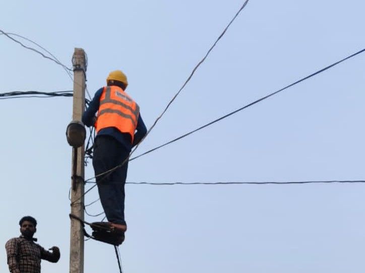 Dangling wires in school pose danger to children