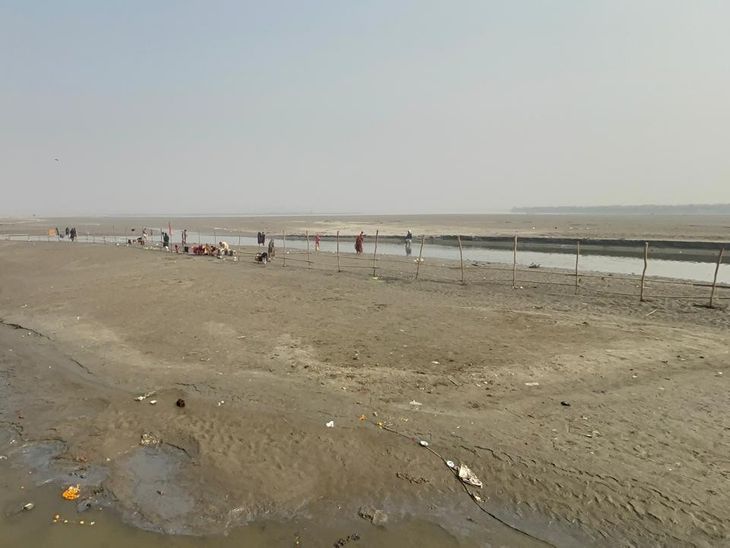 The Ganges River dried up at the Anupshahr ghat, and its current ...