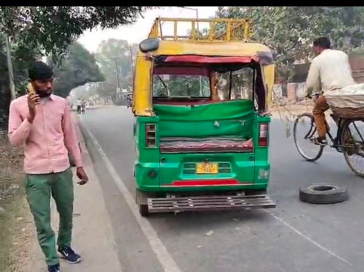 The wheel of a passenger tempo came off in Chandausi | चंदौसी में ...