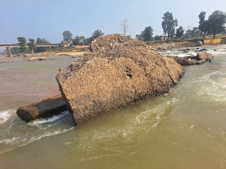 A large part of the anicut built on the Kanhar river was damaged.