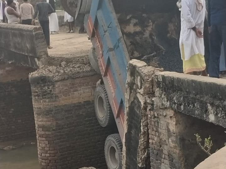 The bridge on the Son Canal collapsed due to the heavy vehicle. | हाइवा ...