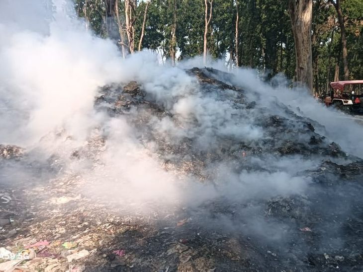 Fire breaks out in garbage dumping zone in Banbasa | बनबसा में कूड़े के ...
