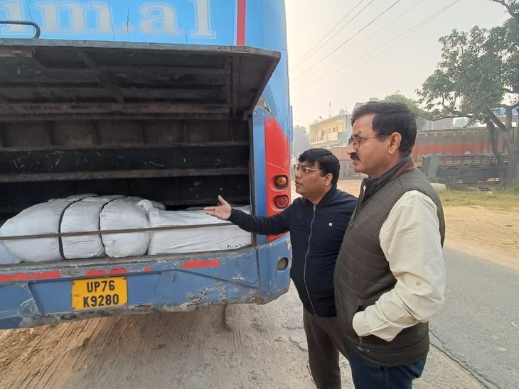 Two sleeper buses found carrying goods without documents were seized ...