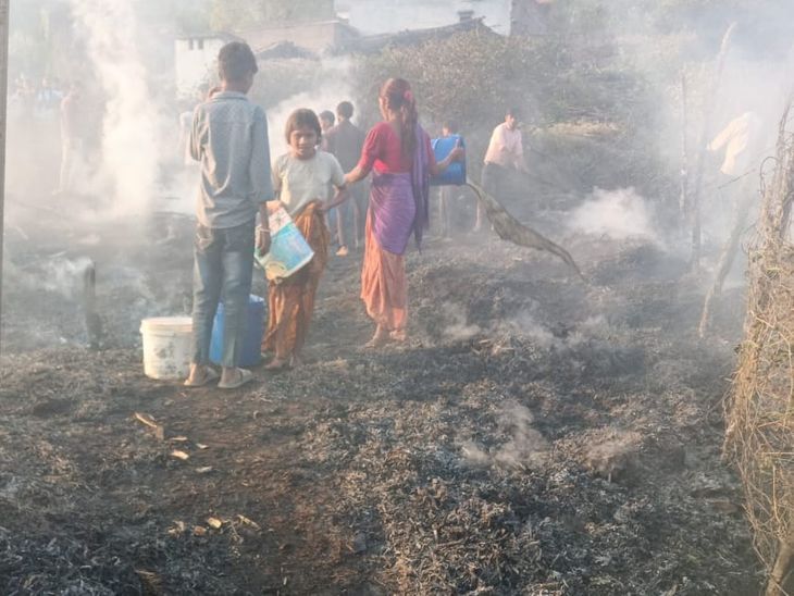 A short circuit caused a fire in an enclosure in Dhariyawad. | धरियावद ...