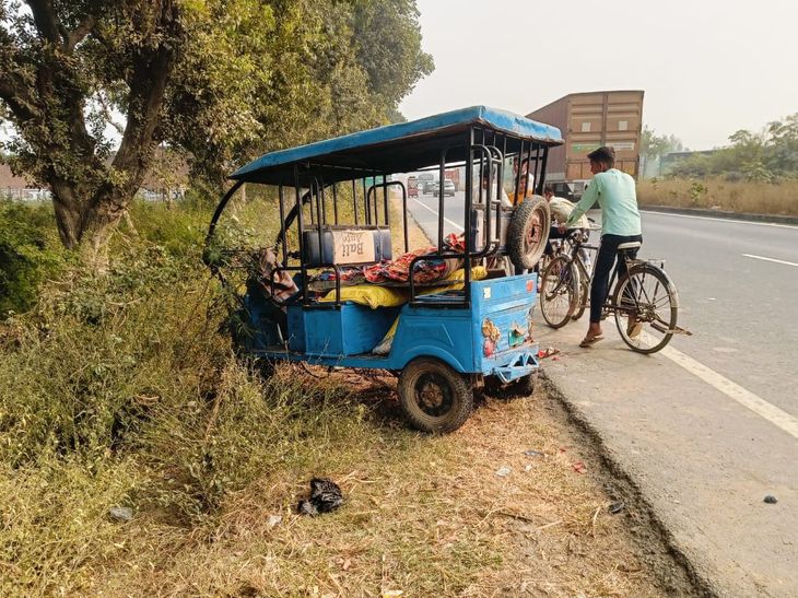 Father and son died in Tilhar e-rickshaw accident