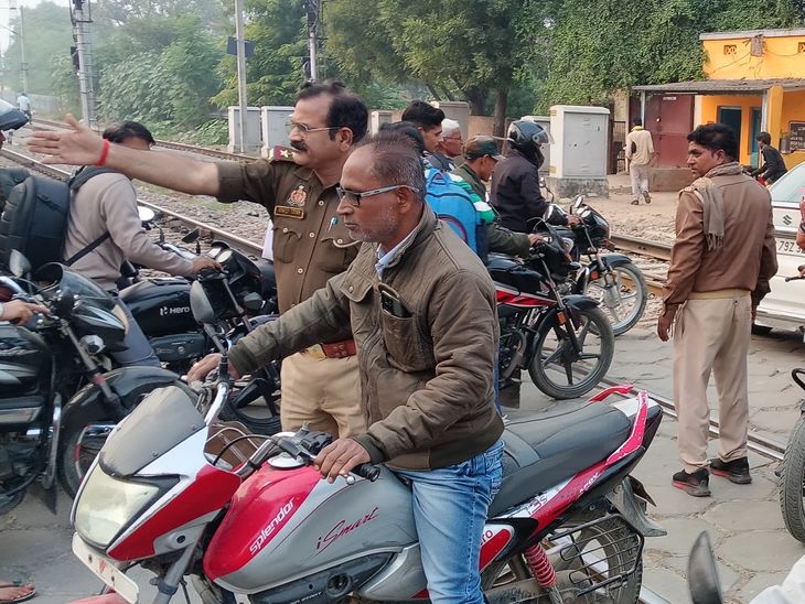A massive traffic jam occurred as soon as the railway gate opened in ...