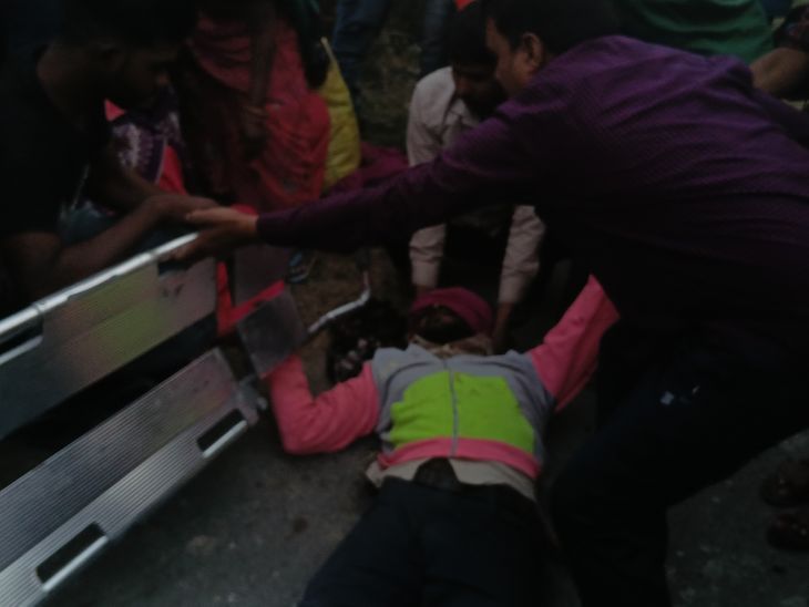 DCM hits bike in Amethi | अमेठी में डीसीएम ने बाइक को मारी टक्कर: दो ...