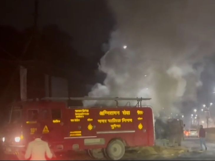 A tractor trolley loaded with paddy straw caught fire. | धान के भूसे से ...