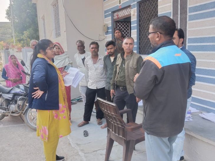 SDM inspects SIR work at Khodip, Nannana | SDM ने खोडीप, नंनाना में SIR ...