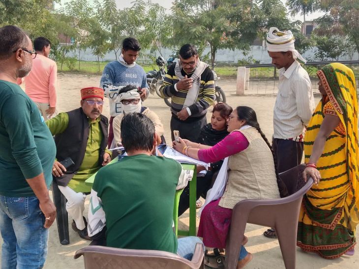 Special camps were organised for filling up of SIR forms. | SIR फॉर्म ...