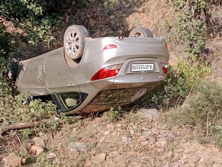 The car fell into a ditch near Medhaki Ghat in Jawad. | जावद के मेढकी ...